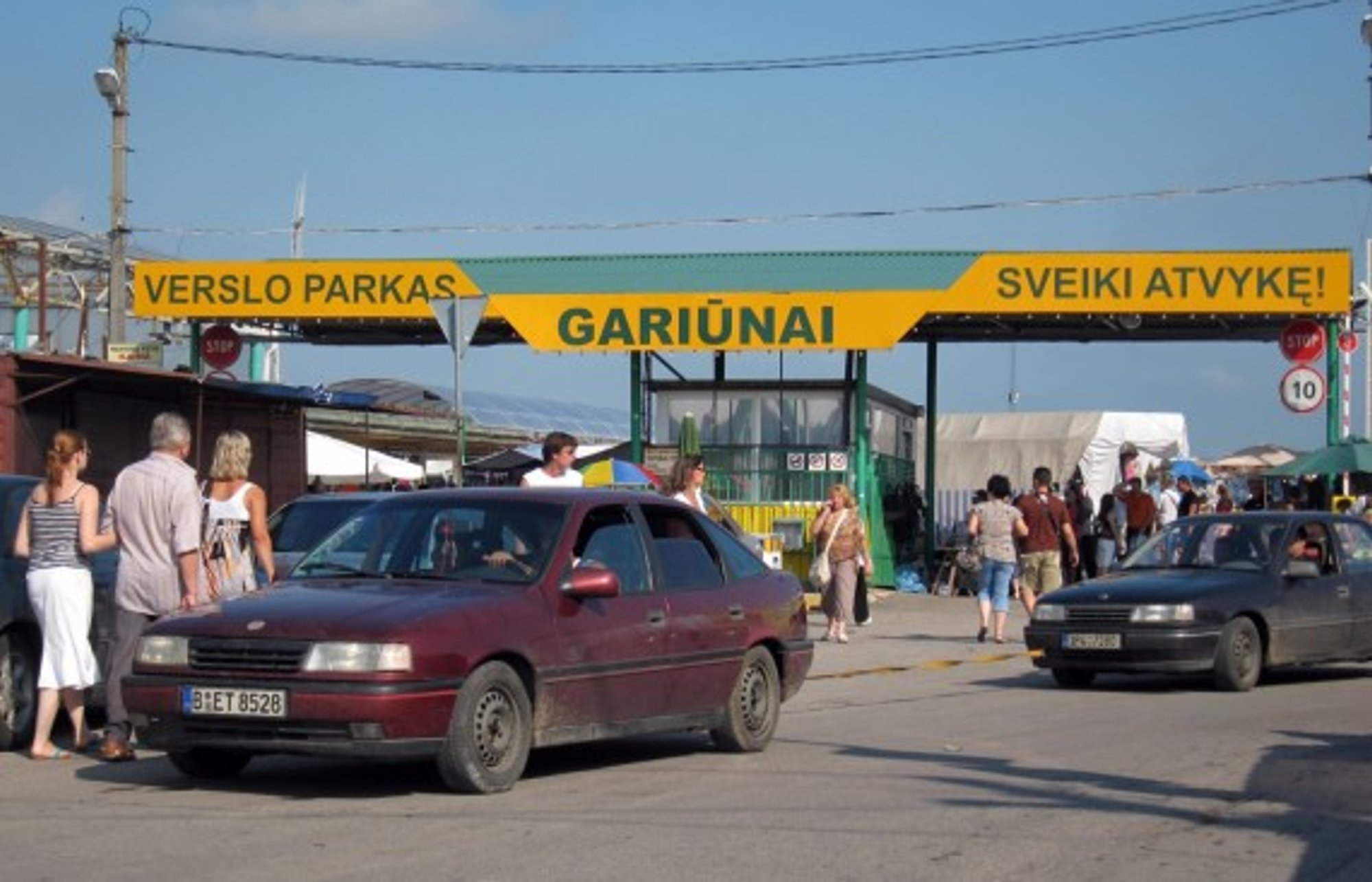 Už prekybą padirbtais „Nike“ ir „Adidas“ gaminiais – bauda - Delfi verslas