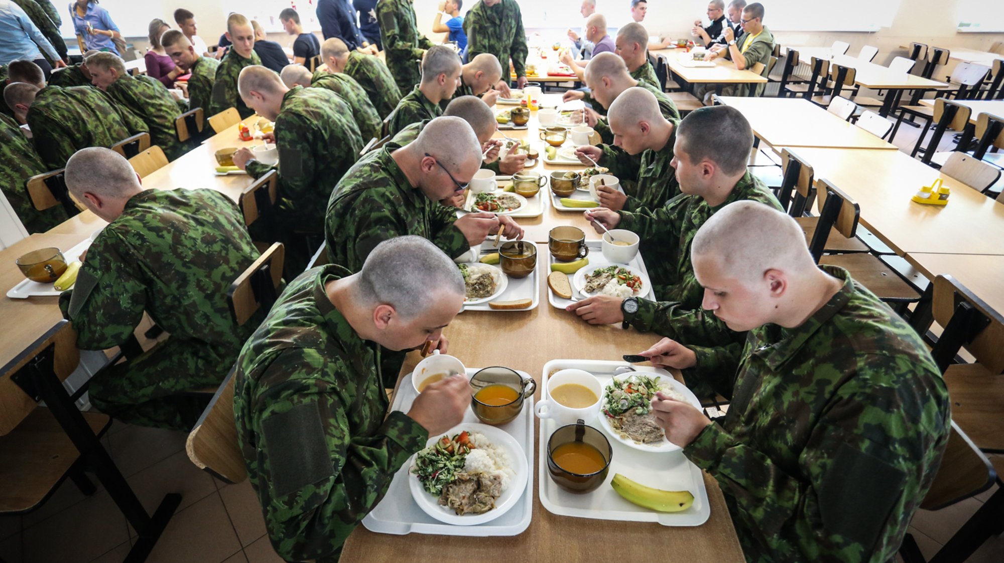 Lithuanian conscripts 'cheesed off' after seeing NATO soldiers' food ...