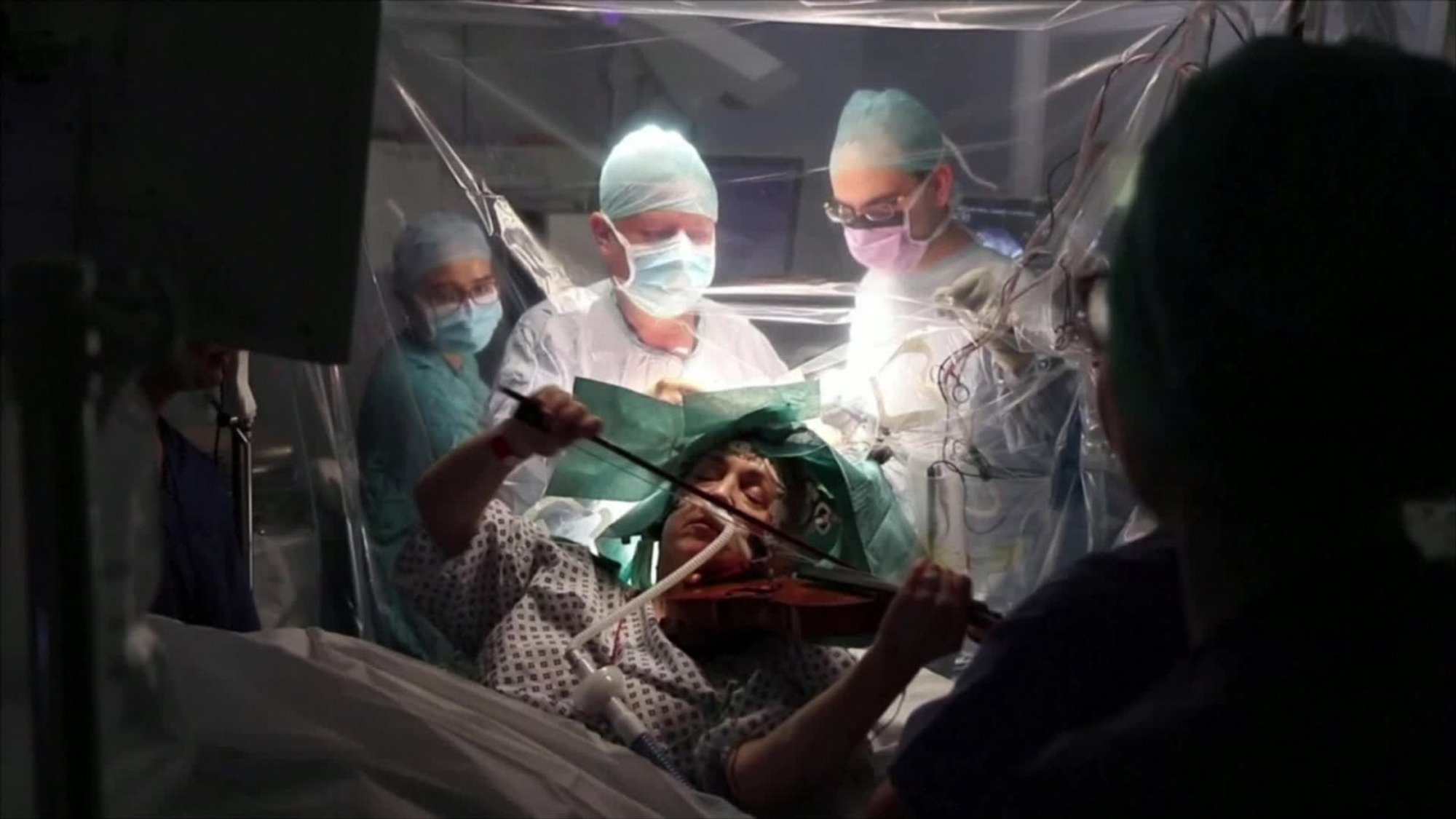 Kol chirurgai operavo smegenų auglį, pacientė grojo smuiku - Delfi TV