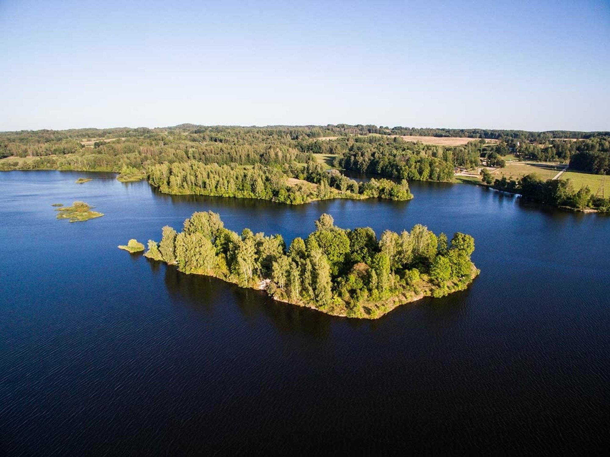 Pakrančių uolos, takeliai, tarpekliai ir senovės šventos vietos ...