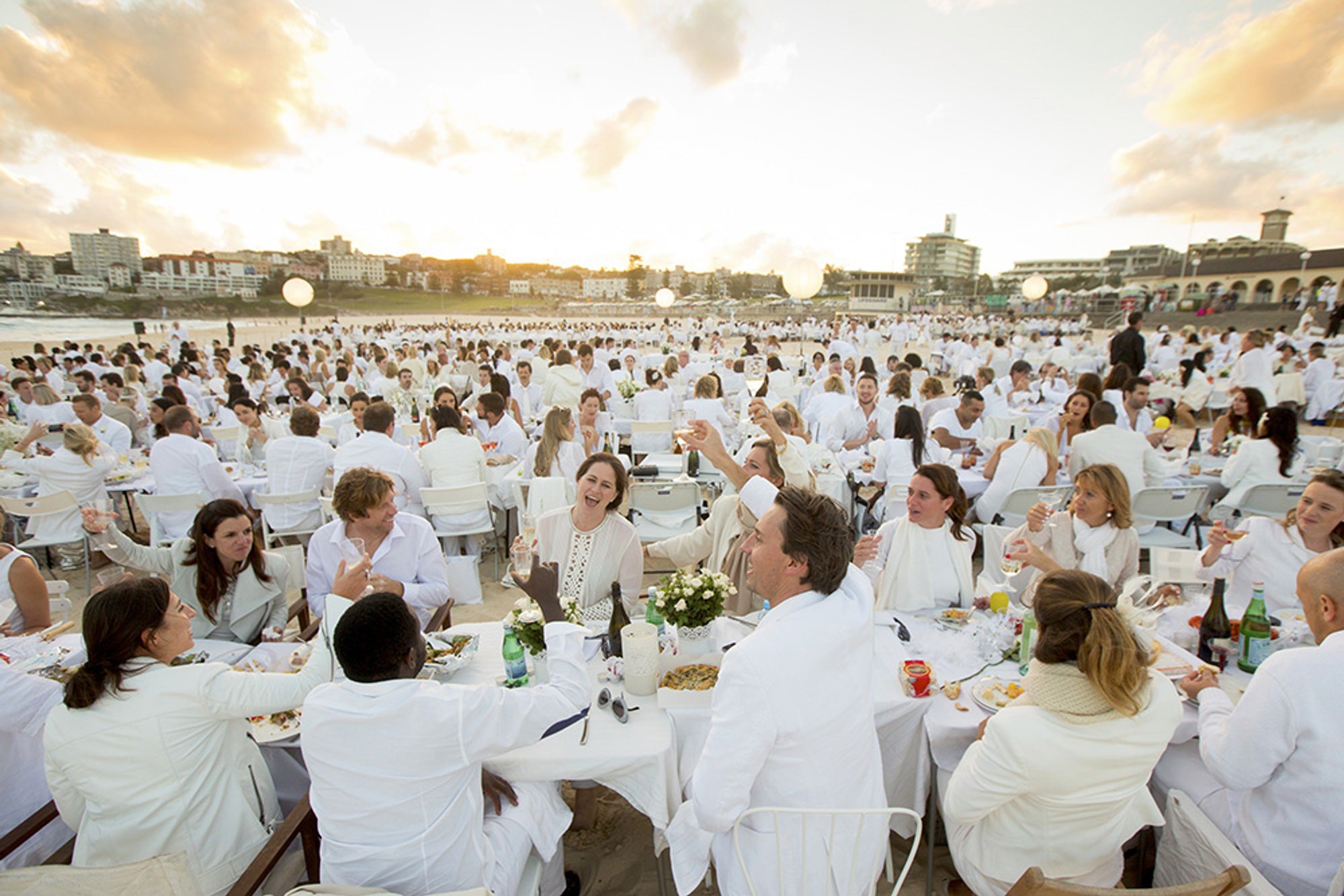 Į Vilnių atkeliaus gurmaniška elegancijos šventė „Vakarienė baltai“ - Delfi