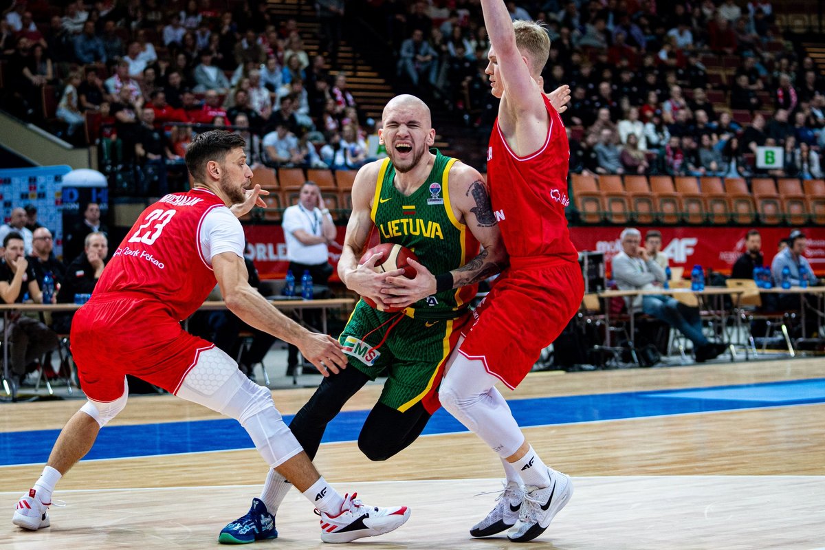Puolėjų vedama Lietuvos rinktinė sužaidė galingą kėlinį ir be didesnio vargo įveikė Lenkiją ...