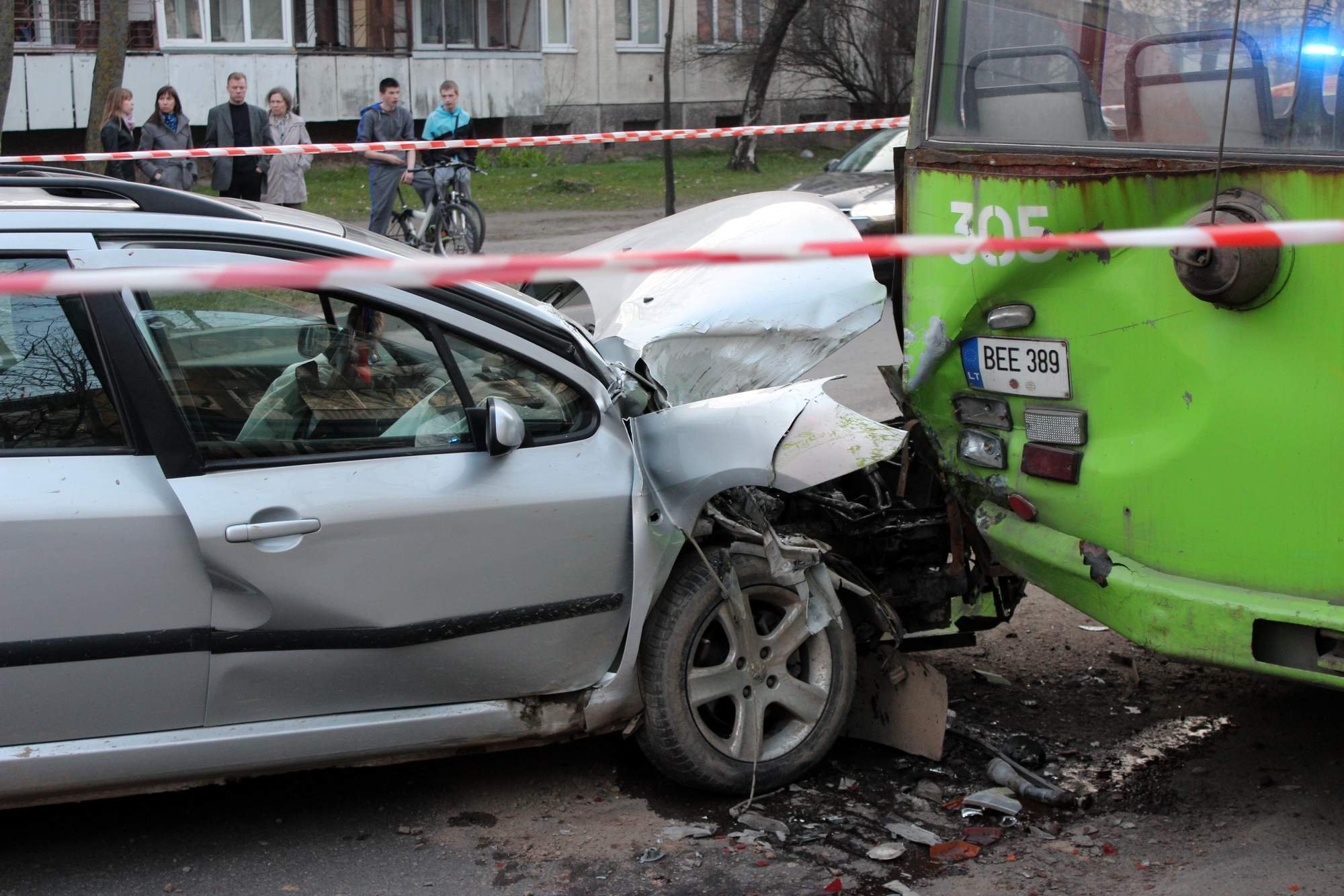 Į stovintį troleibusą įsirėžęs vairuotojas: geriam ketvirtą dieną - Delfi