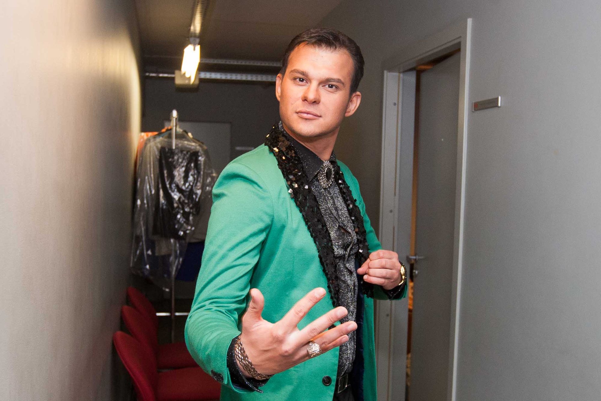 Įsismaginęs dainininkas Soliaris su petarda sužalojo šunį - Delfi veidai