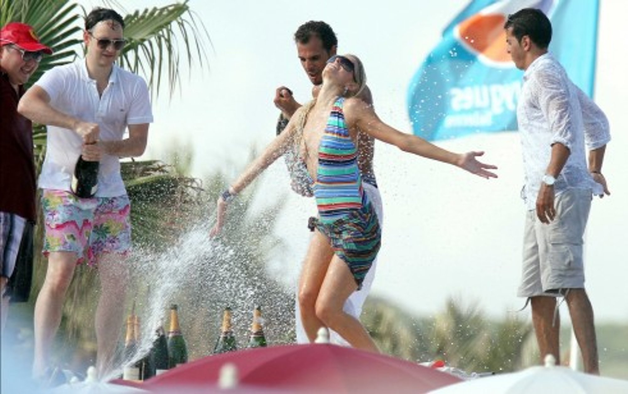 Prabangios P. Hilton linksmybės San Tropeze su maudynėmis šampano pursluose (FOTO) - Delfi veidai