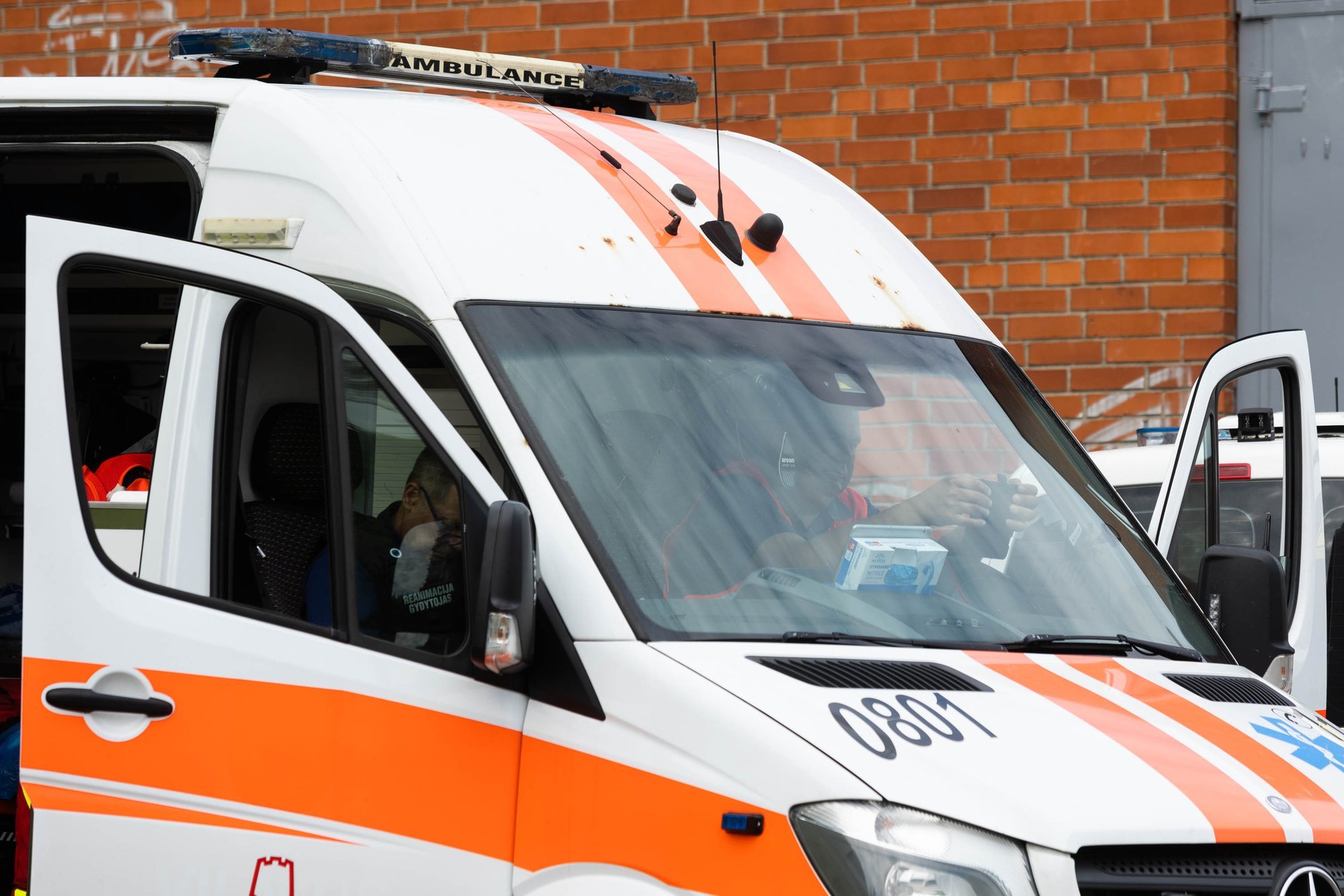 Klaipėdos rajone senolis paspirtuku rėžėsi į medį ir atsidūrė ...