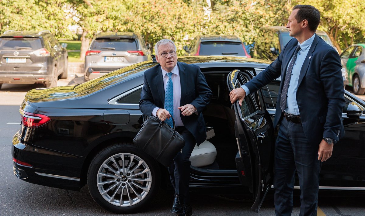 Įpusėjus susitikimui – netikėtas svečias - Delfi