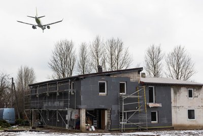 Год спустя после крушения самолета DHL: пилот под подозрением, а жители отстраивают дом - Delfi RU