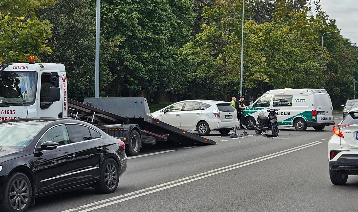 Girtam motorolerio vairuotojui kelią užkirto automobilis - Delfi