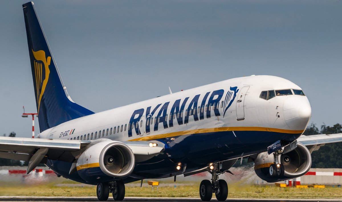 Ryanair будет штрафовать пассажиров, снятых с рейса за нарушение порядка - Delfi RU