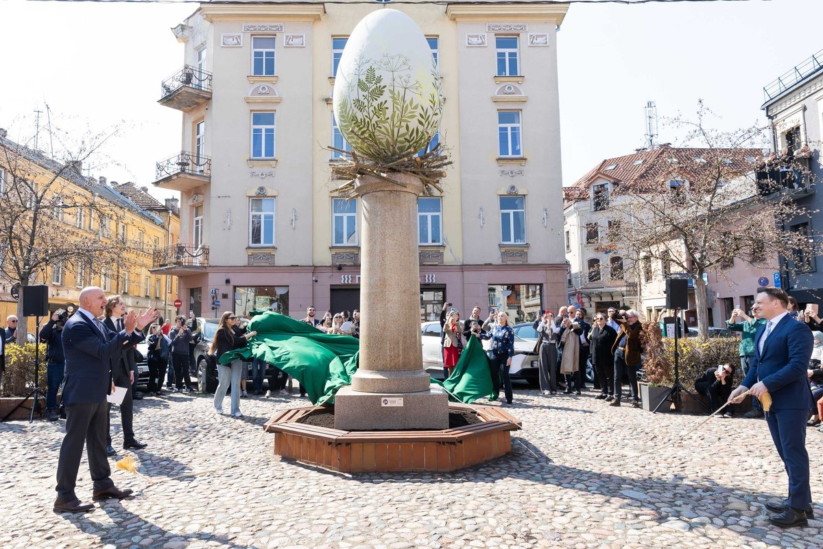 Atidengtas atnaujintas legendinis Vilniaus kiaušinis - Delfi