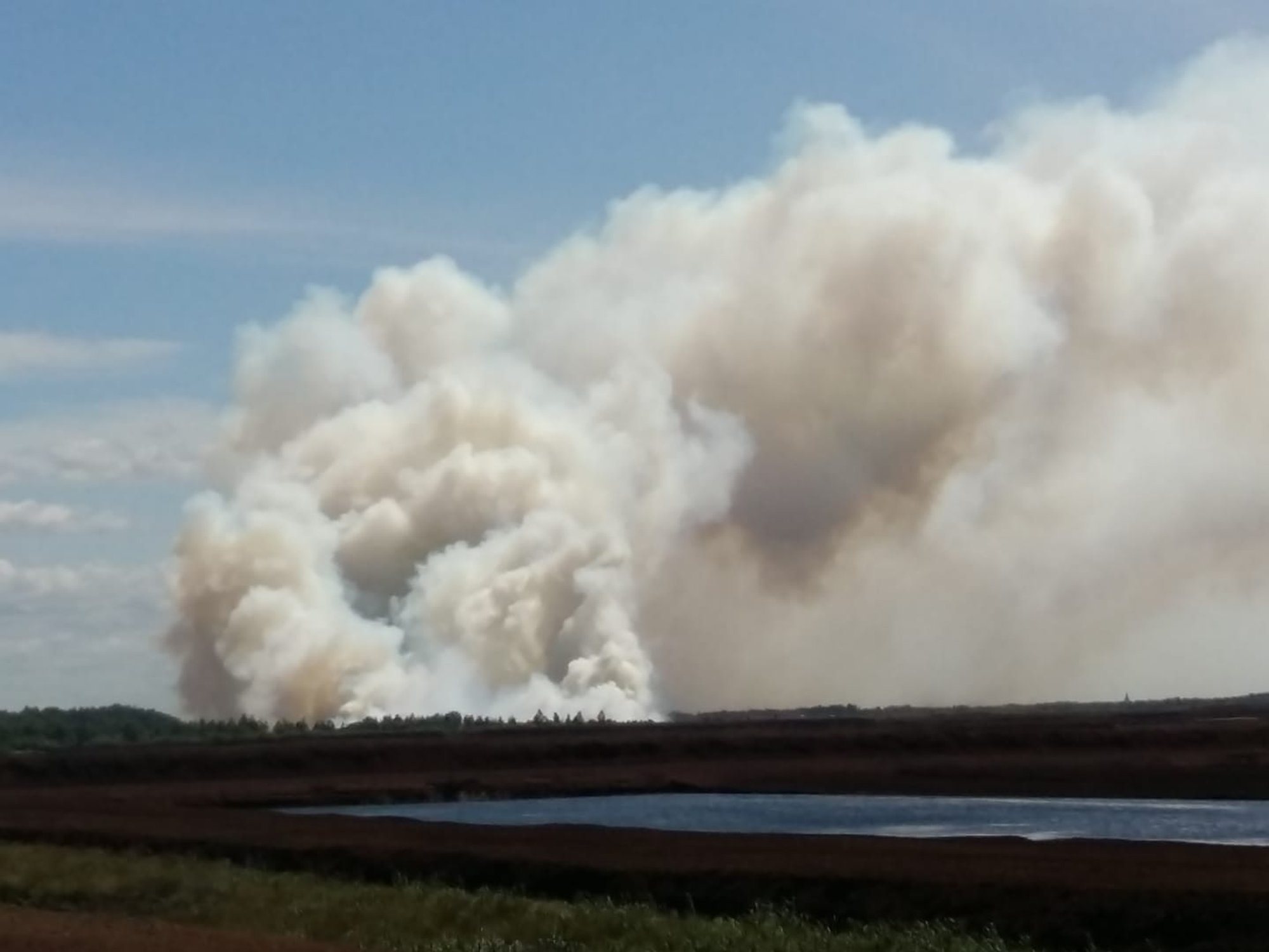 Firefighters battling huge peat fire in western Lithuania - Delfi EN