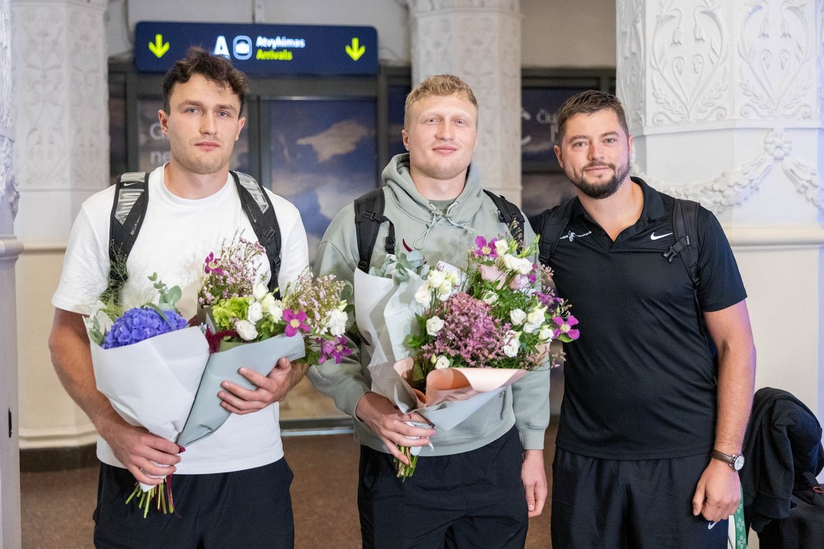 Į Lietuvą grįžę broliai Aleknos ir treneris spinduliavo optimizmu ...