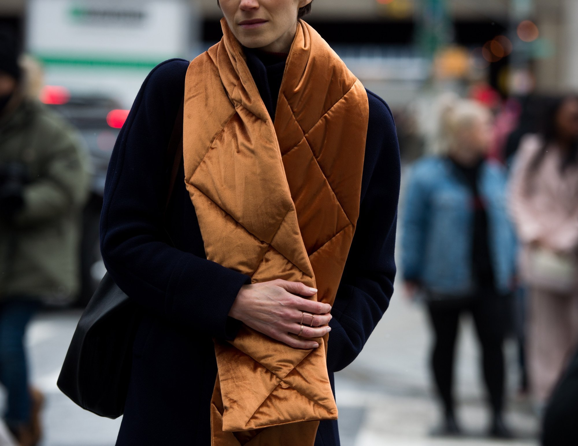 Kokius šalikus savo spintoje privalo turėti stilinga moteris - Delfi ...