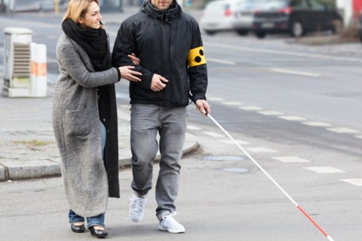 Tyrimas: neregiams baltoji lazdelė nepadeda įveikti visų kelyje esančių ...