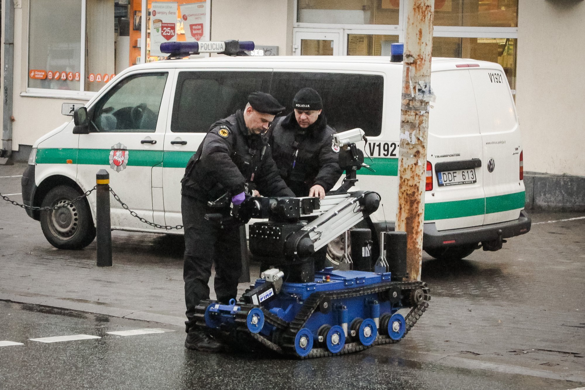 Kalinys grasino susprogdinti oro uostus, prekybos centrus, geležinkelio ...
