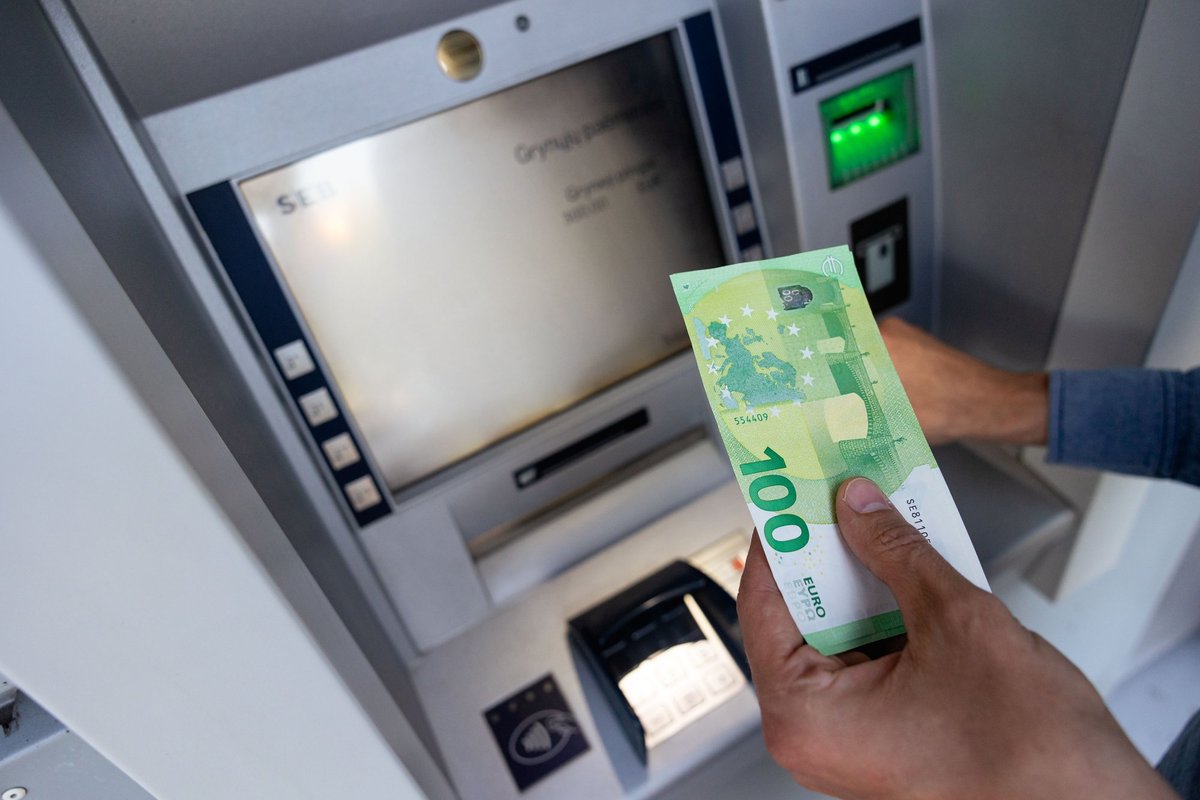Latvian parlt votes to remove Russian language from ATMs - Delfi EN