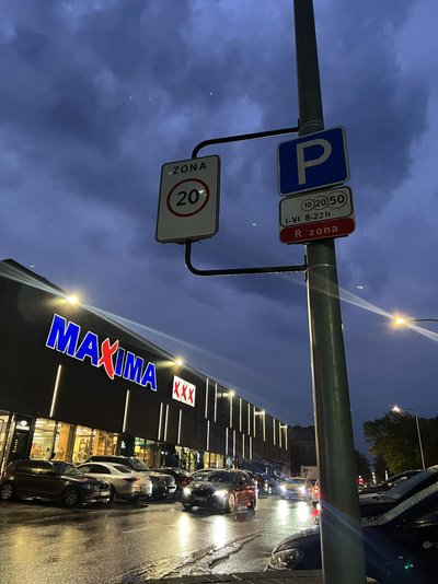 Около магазина Maxima появились знаки, которые расстроили покупателей - Delfi RU