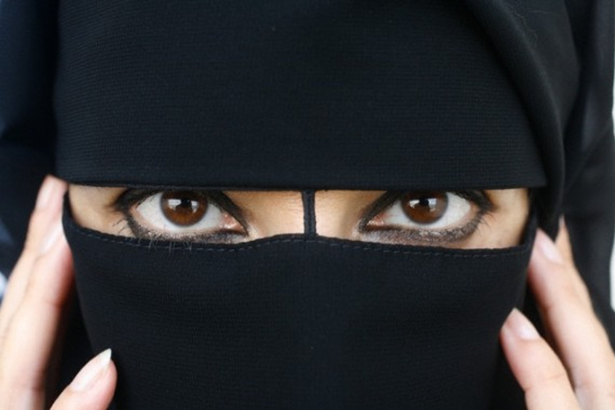 Kaubojaus skrybėlė paso nuotraukai netinka, bet hidžabas tinka - Delfi