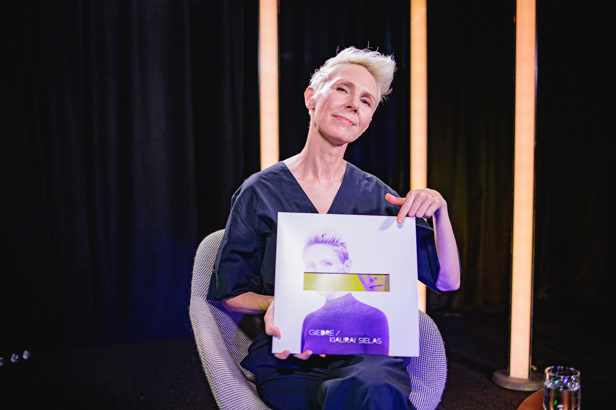 Delfi premjera. Giedrė gyvai atlieka dainą „Tą naktį grojo Tomas Boo ...