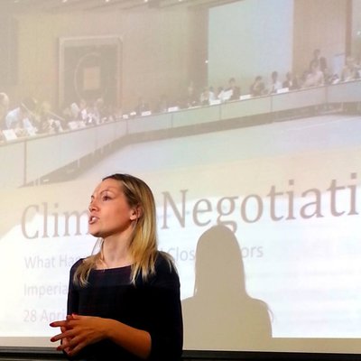 Į britų aukštuomenę įsiliejusi ir savo pasiekimais stebinanti Laura ...