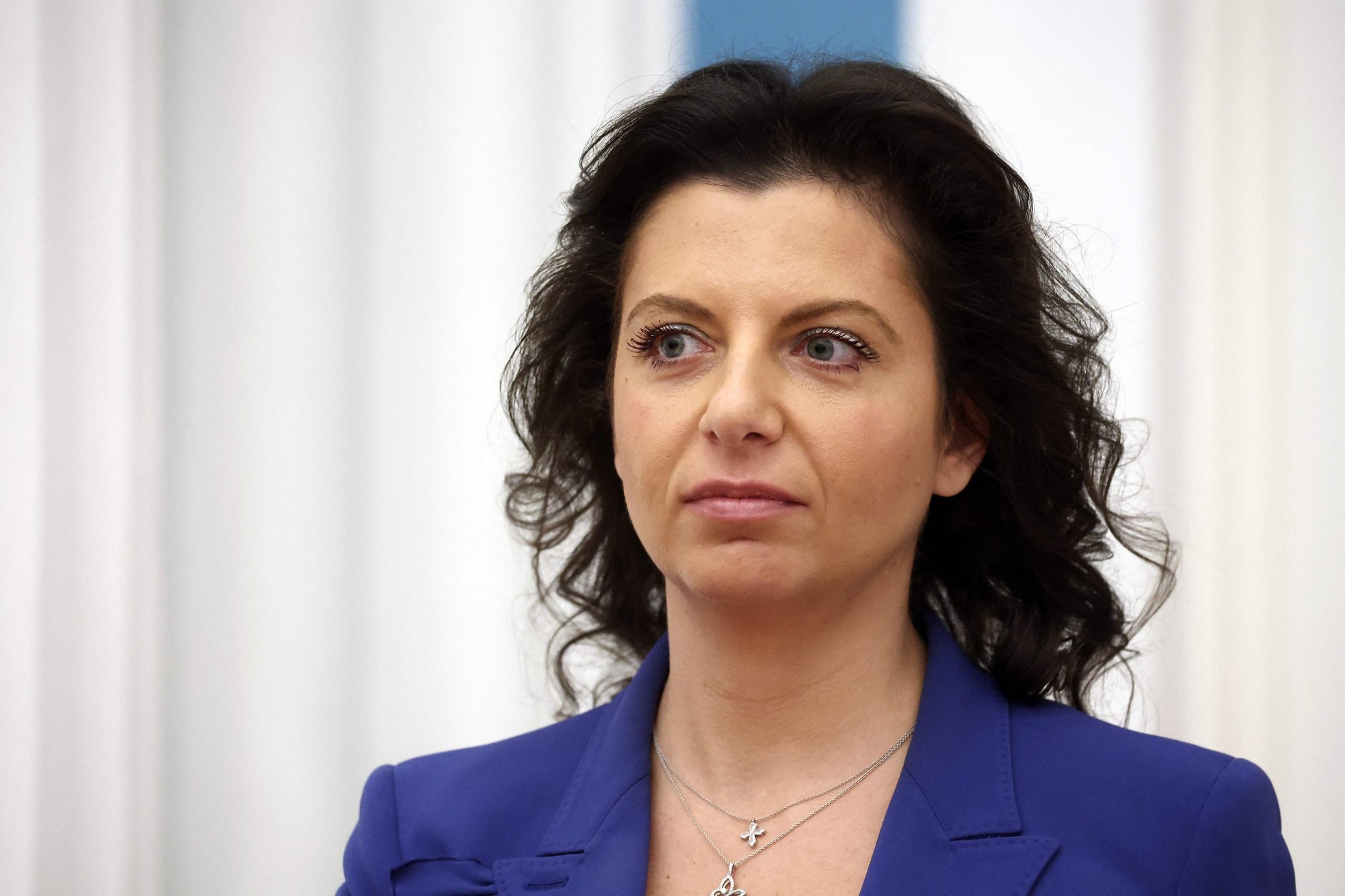 Vėžiu serganti propagandistė Margarita Simonian renginyje pasirodė be ...
