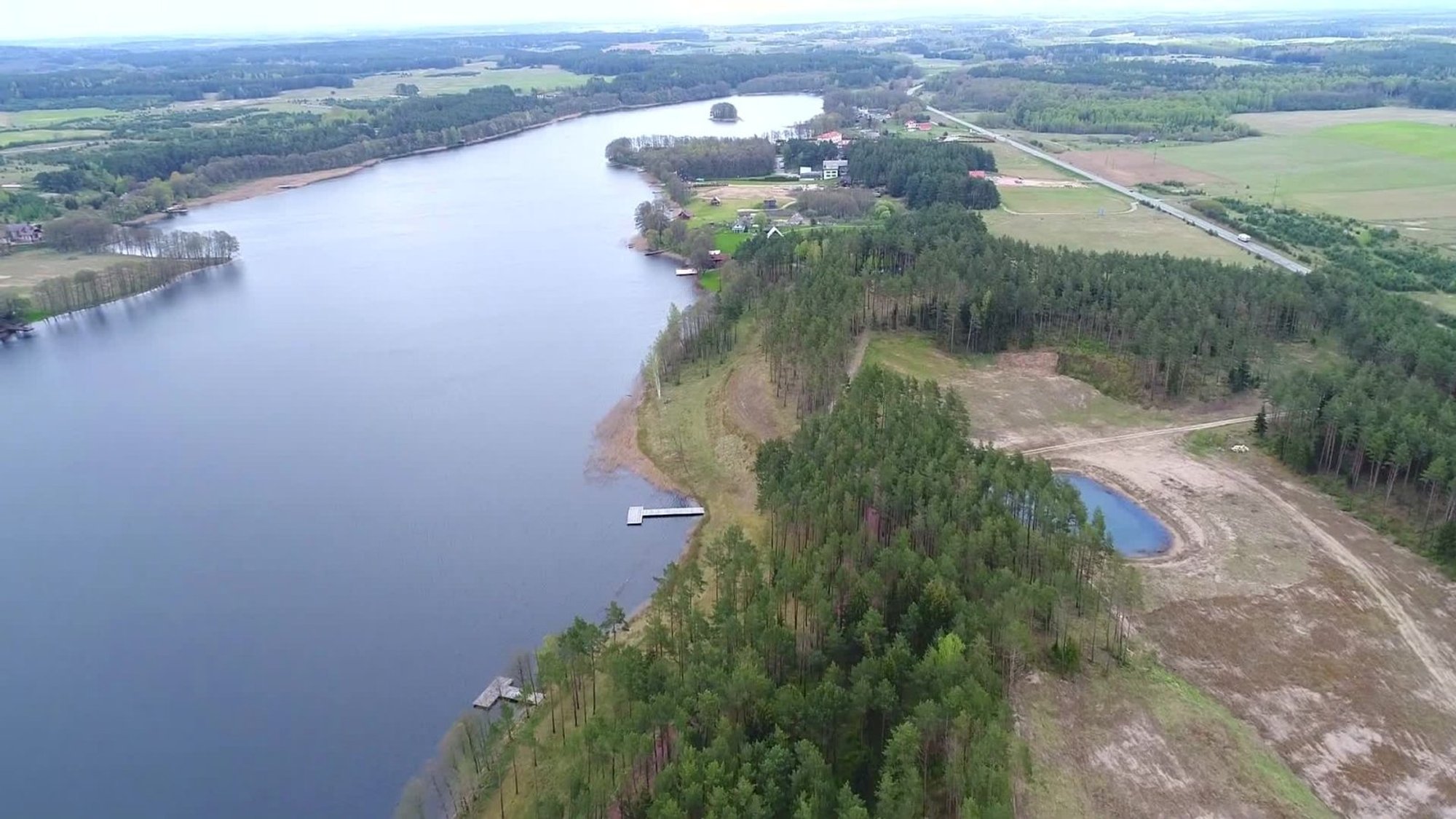 Žurnalistai apiplaukė turtuolių rezervatu vadinamo ežero pakrantes ...
