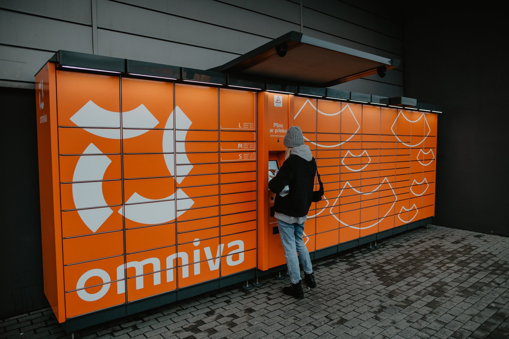 Keičiasi „Omniva LT“ siuntinio siuntimo prie paštomato paslauga - Delfi ...