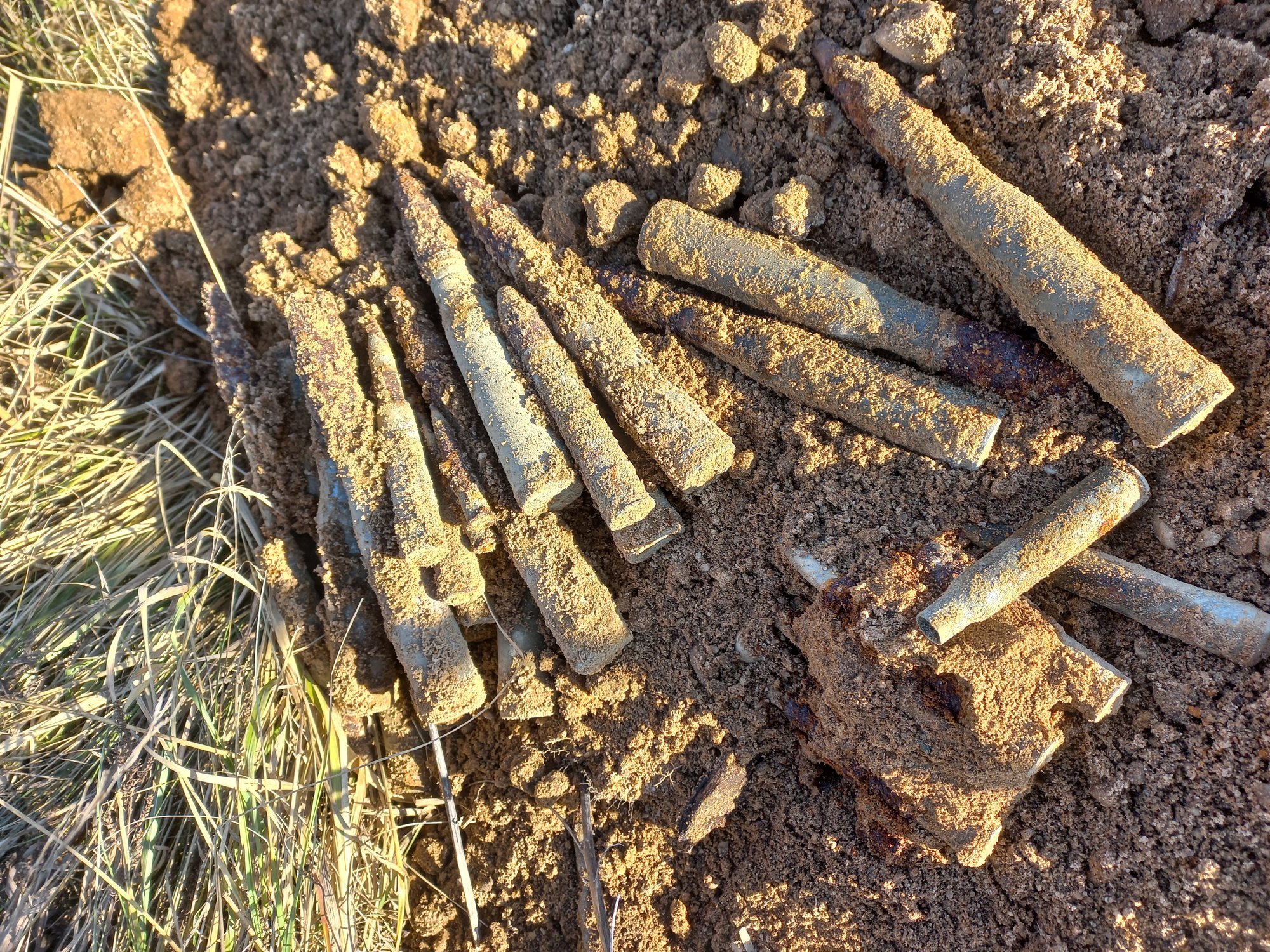 Prie Šiaulių oro uosto aptiktas didžiulis sprogmenų arsenalas - Delfi