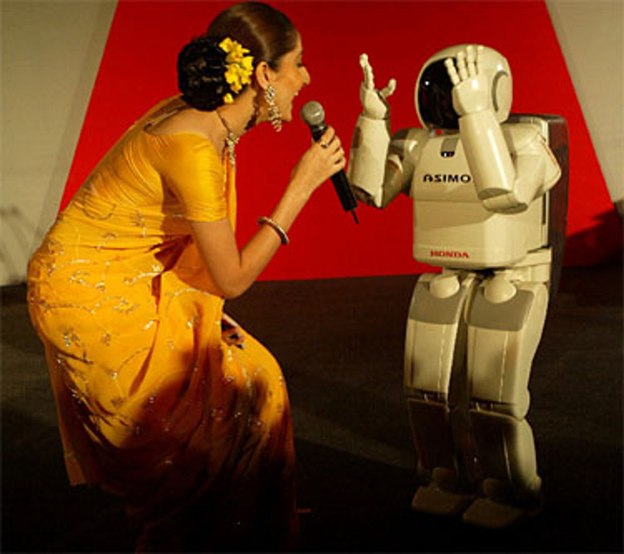 Humanoidas "Asimo" demonstruoja savo šokį - Delfi