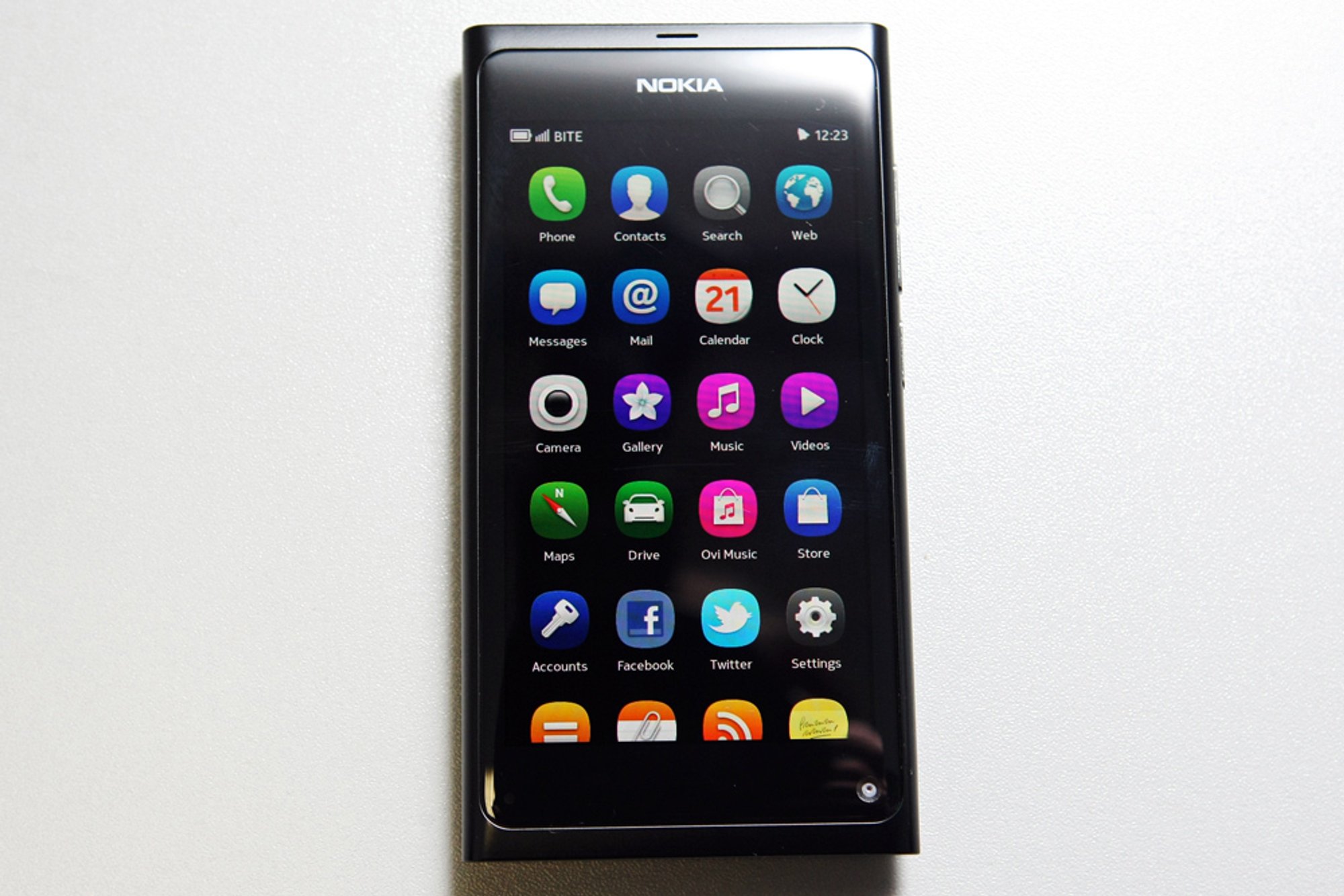 „Nokia N9“ su unikalia operacine sistema: apžvalga - Delfi mokslas