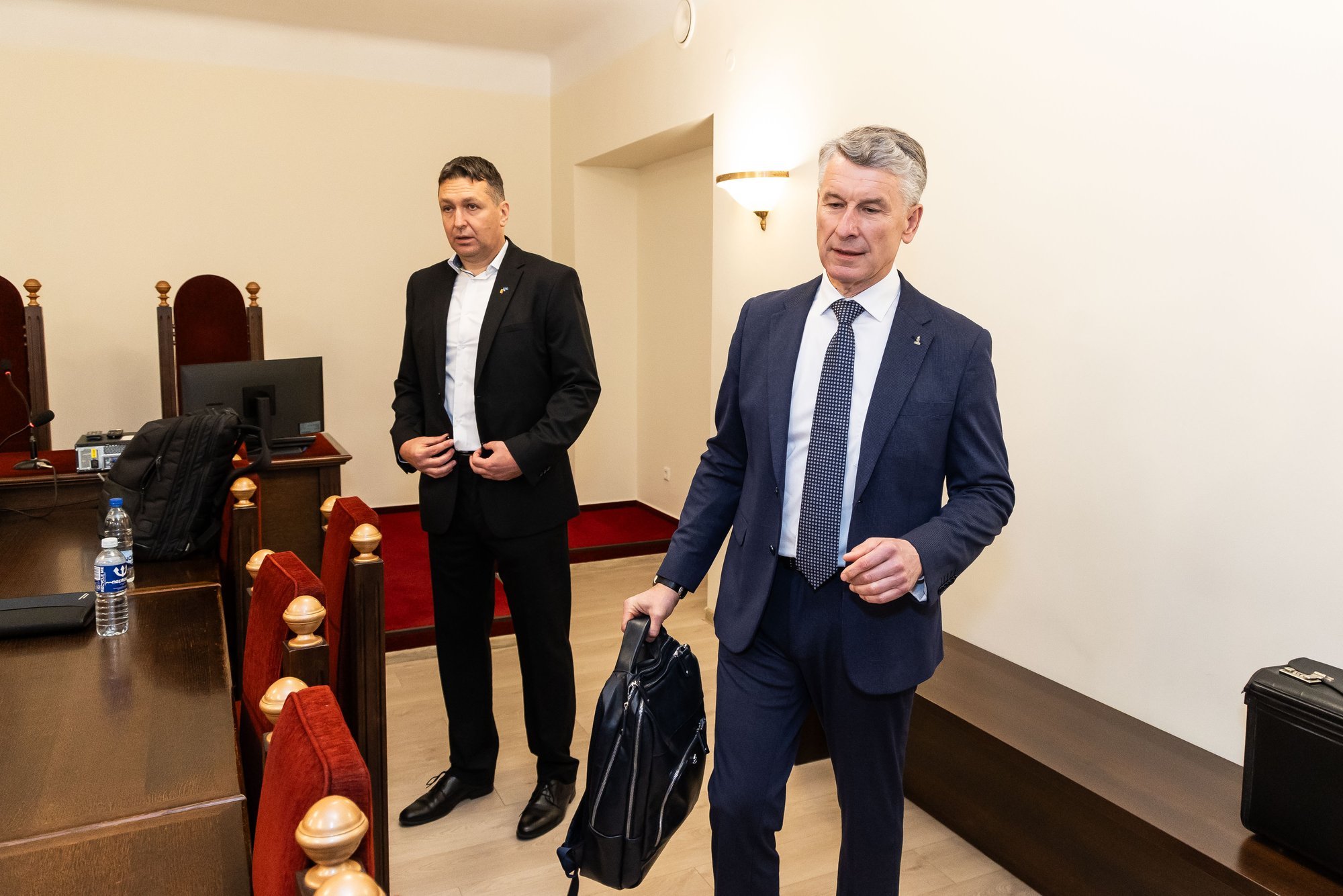 Teismas pradėjo nagrinėti Rupšio dantų implantų bylą: kaltės ...