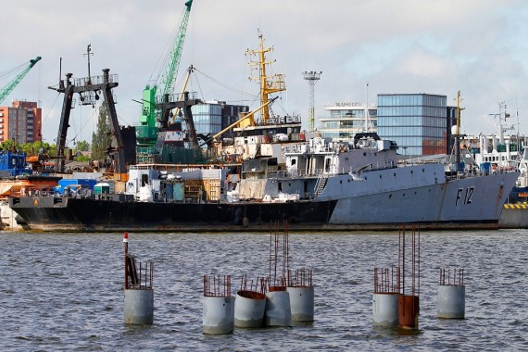 Karinių jūrų pajėgų laivas „Aukštaitis“ pjaustomas į gabalus - Delfi ...