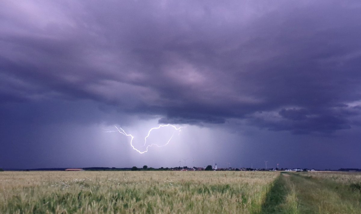 На страну движется циклон — ночью погода существенно изменится - Delfi RU
