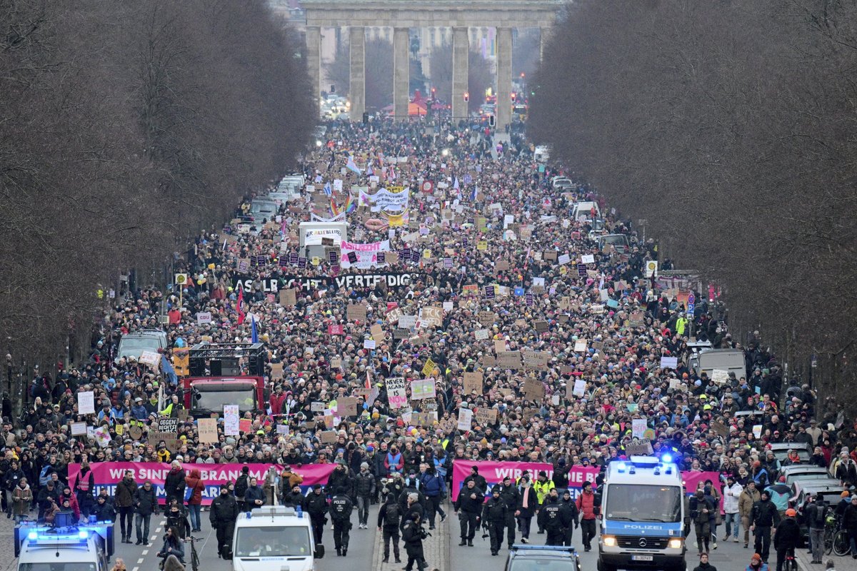 Berlyne masinis protestas prieš kraštutinius dešiniuosius - Delfi
