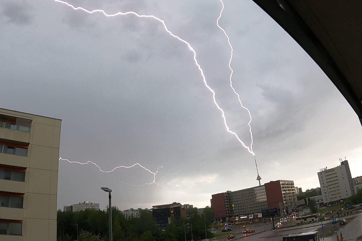 Dvigubas žaibas trenkė į Vilniaus televizijos bokštą - Delfi