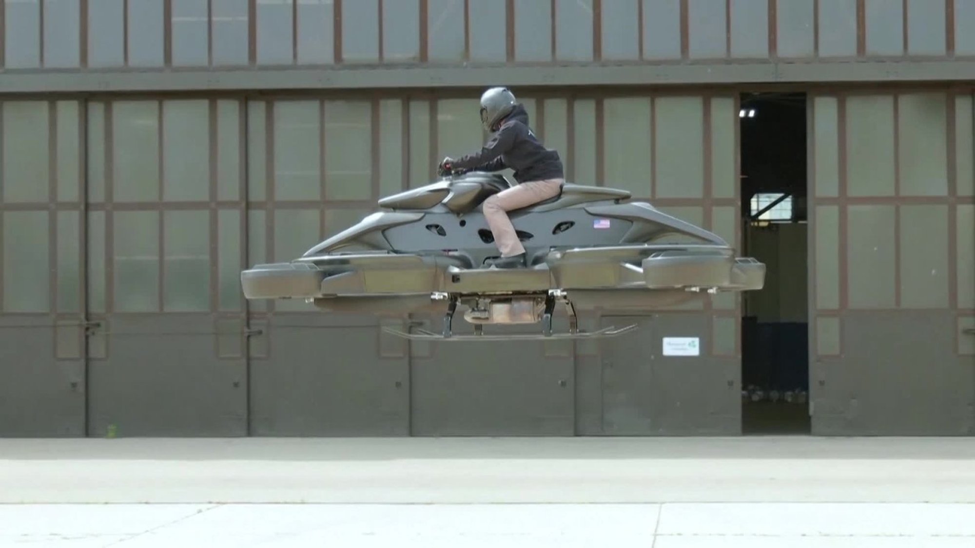 Pristatytas pirmasis pasaulyje skraidantis motociklas, pasiekiantis 99 ...