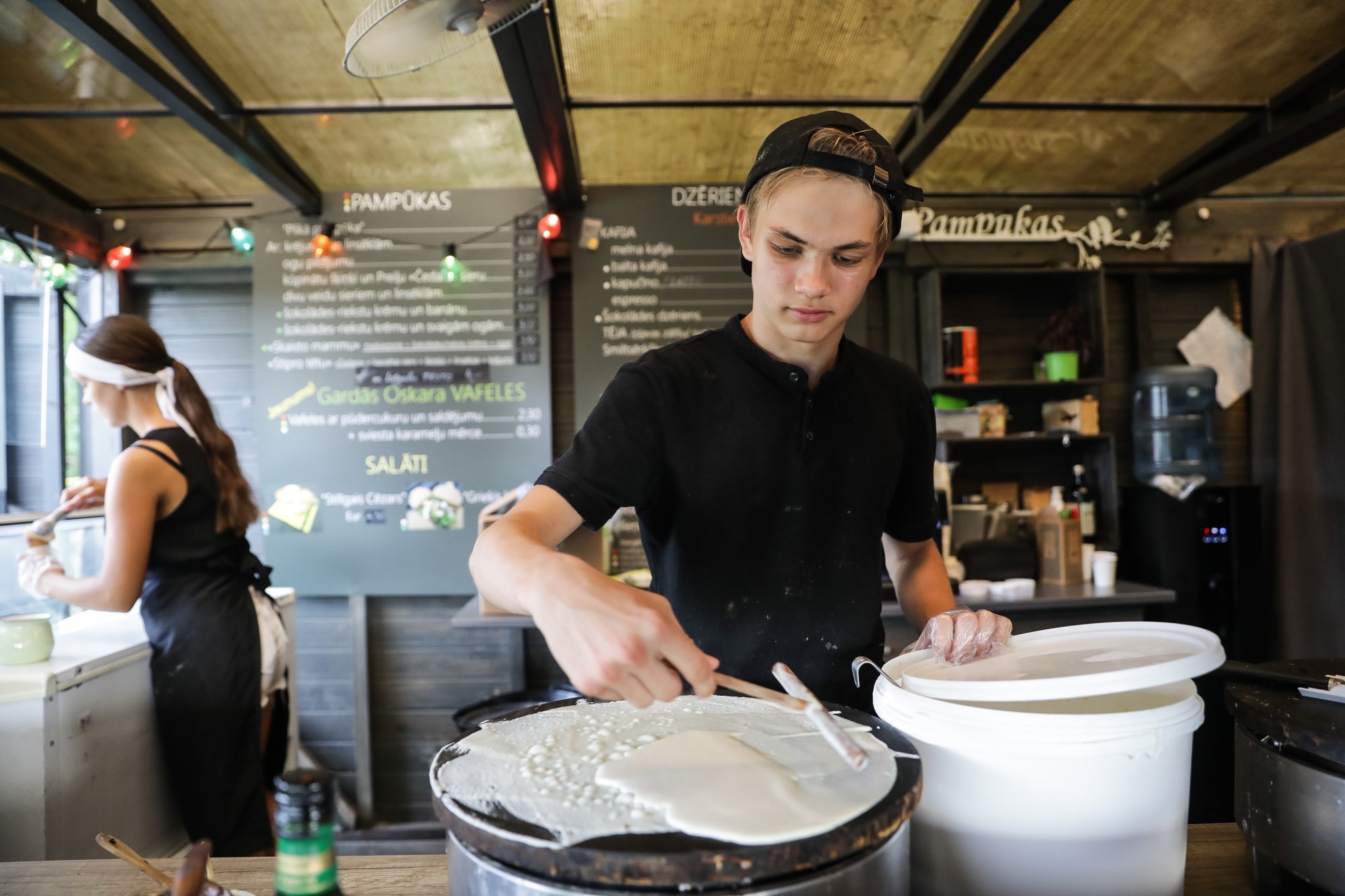 Mažo miestelio paplūdimyje lietuvis su latve atidarė puikią vietą ...
