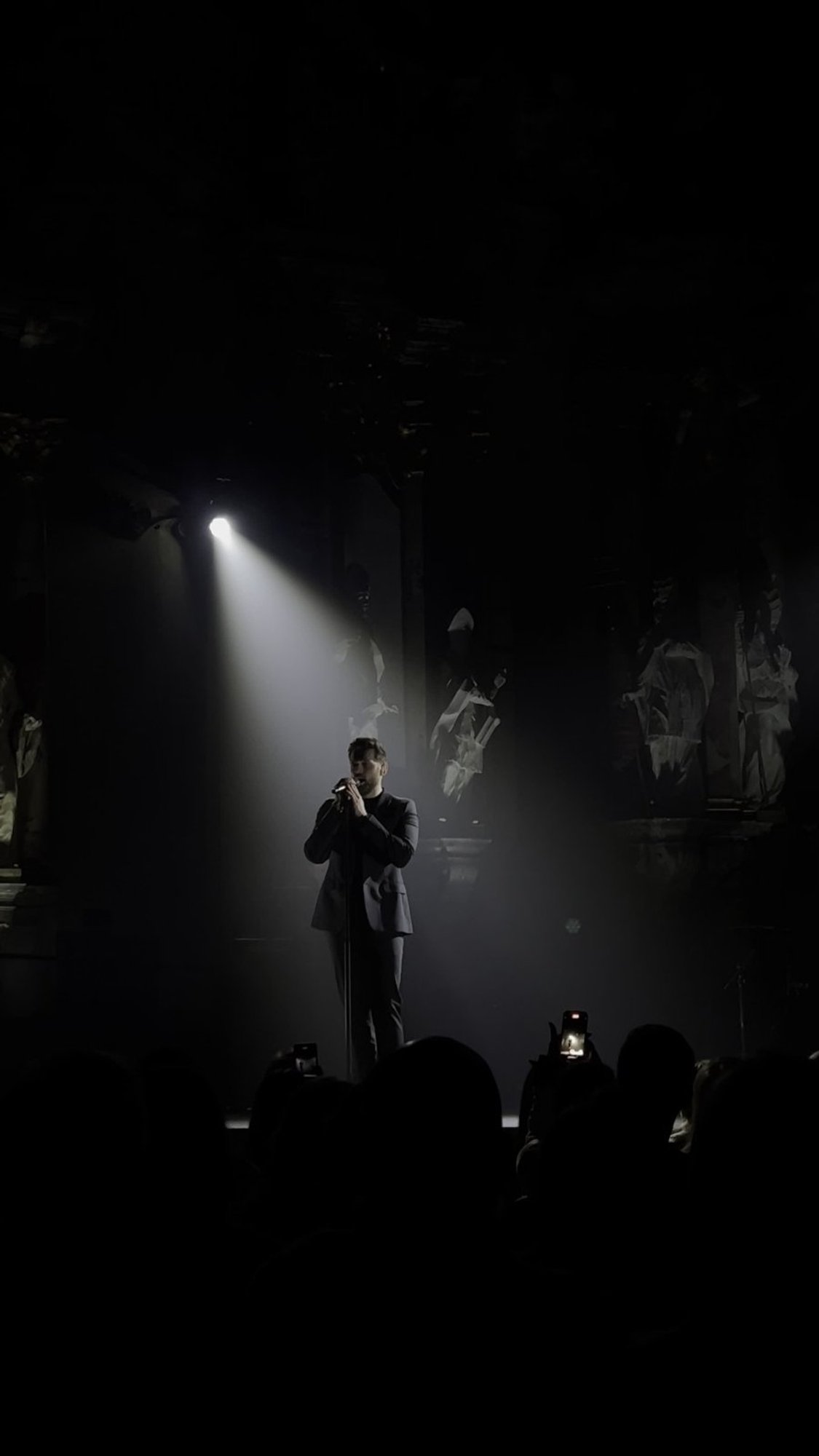 Jurijus Veklenko Šv. Kotrynos bažnyčioje sudainavo „Ave Maria“ - Delfi TV