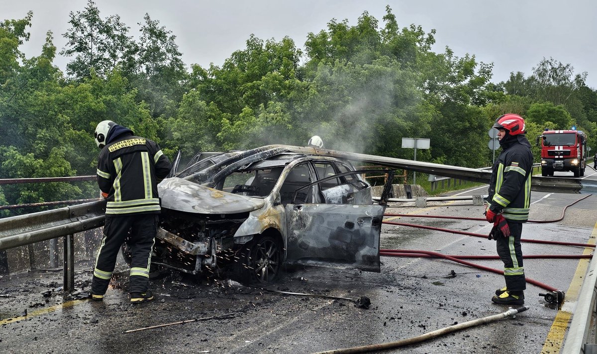 На мосту через Дубису в ограждения врезался и загорелся автомобиль ...