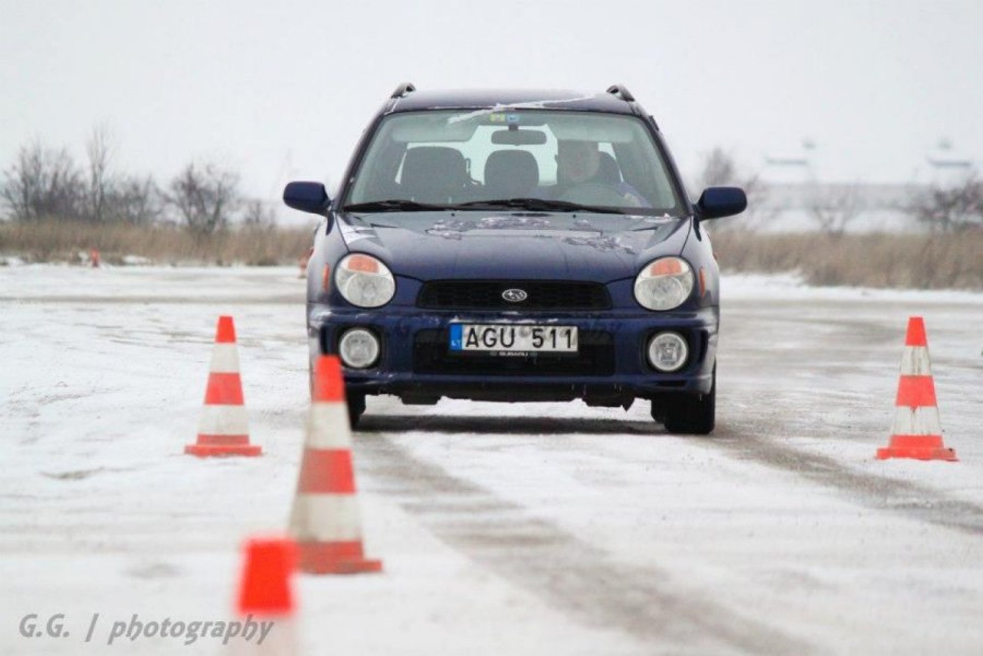 Žiemos vairavimo malonumai, arba slalomas apsnigtame aerodrome - Delfi auto