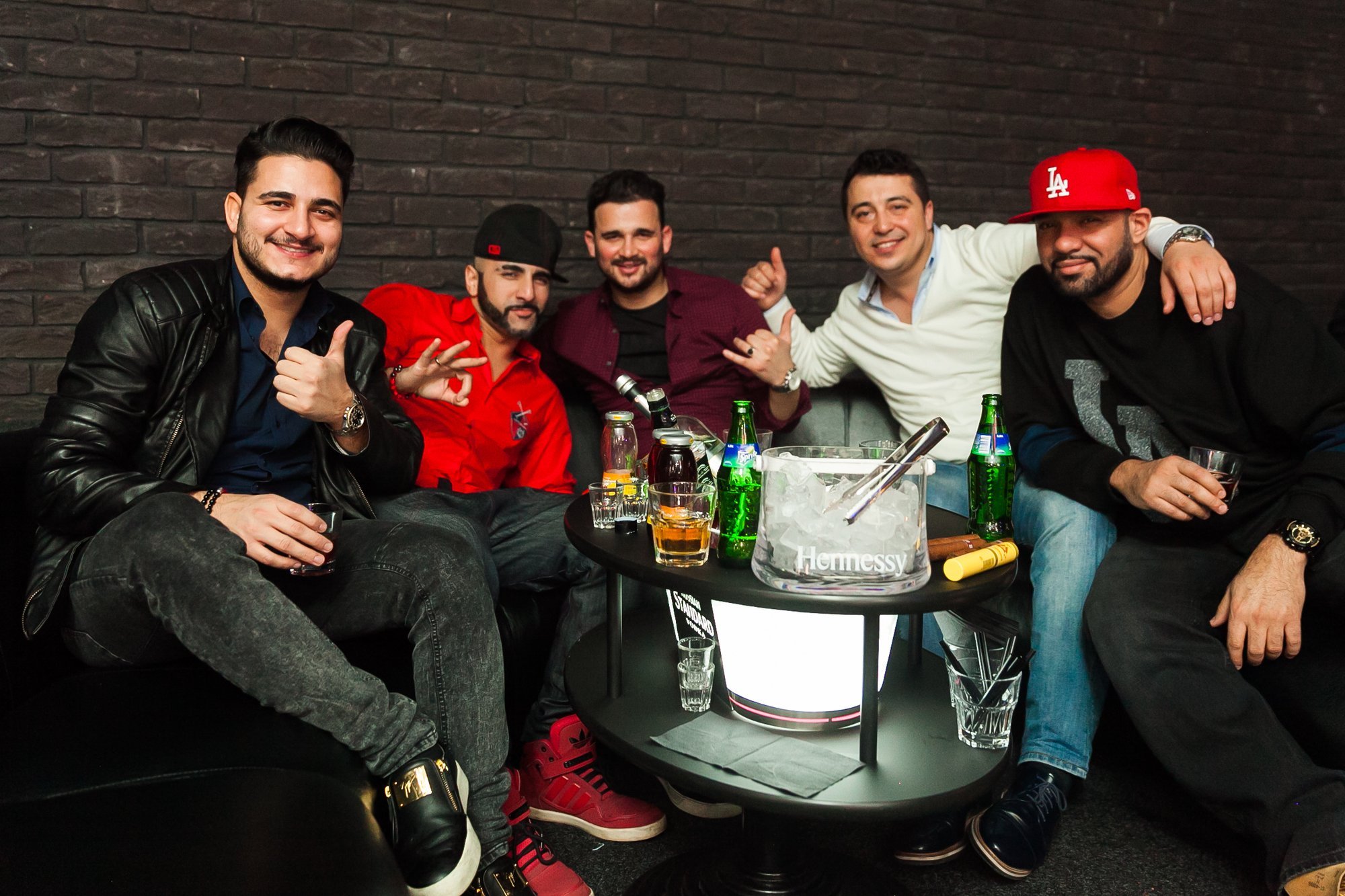 Sezzy atsipalaidavo naktiniame klube - Delfi veidai