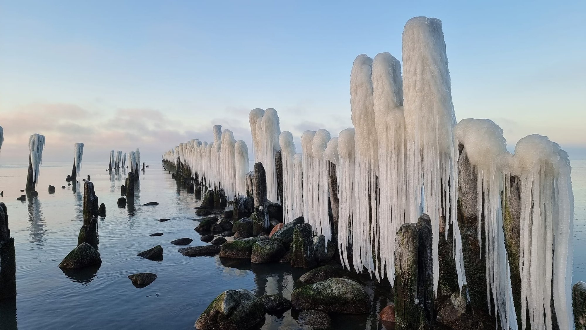 [Delfi trumpai] Lietuvos pajūris virto tikra ledo karalyste: vaizdai atima žadą - Delfi grynas