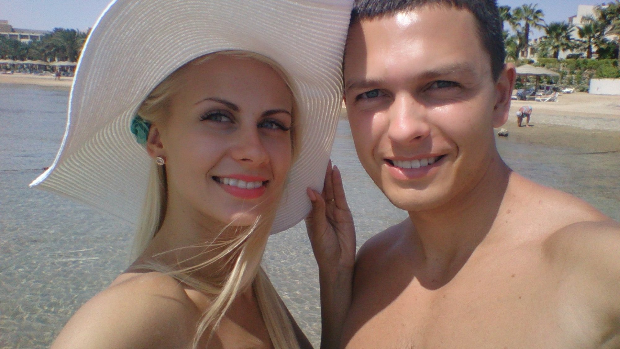 D. Bastys su žmona po pusantrų metų į egzotišką kraštą išvyko kopinėti medaus - Delfi veidai