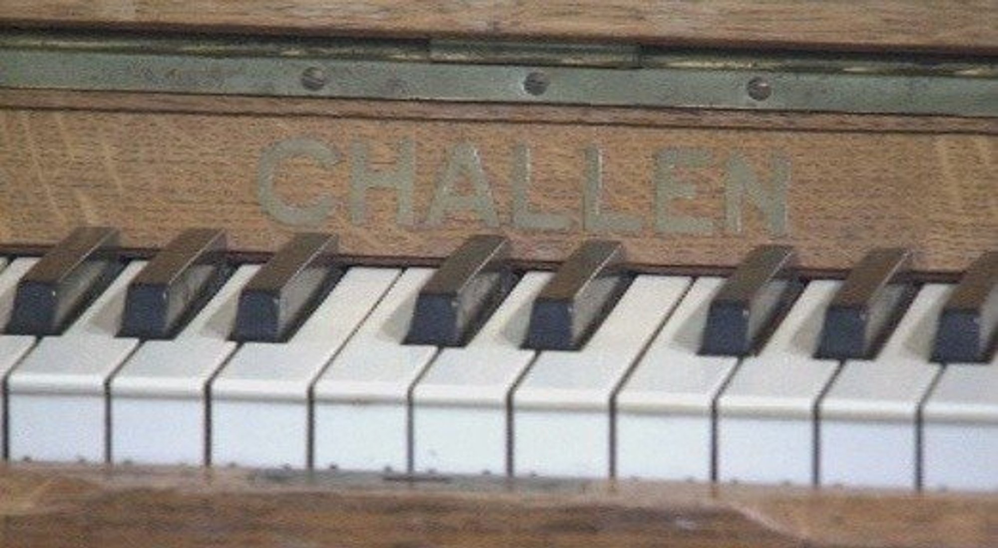 Parduodamas pianinas, kuriuo grojo „The Beatles” - Delfi TV