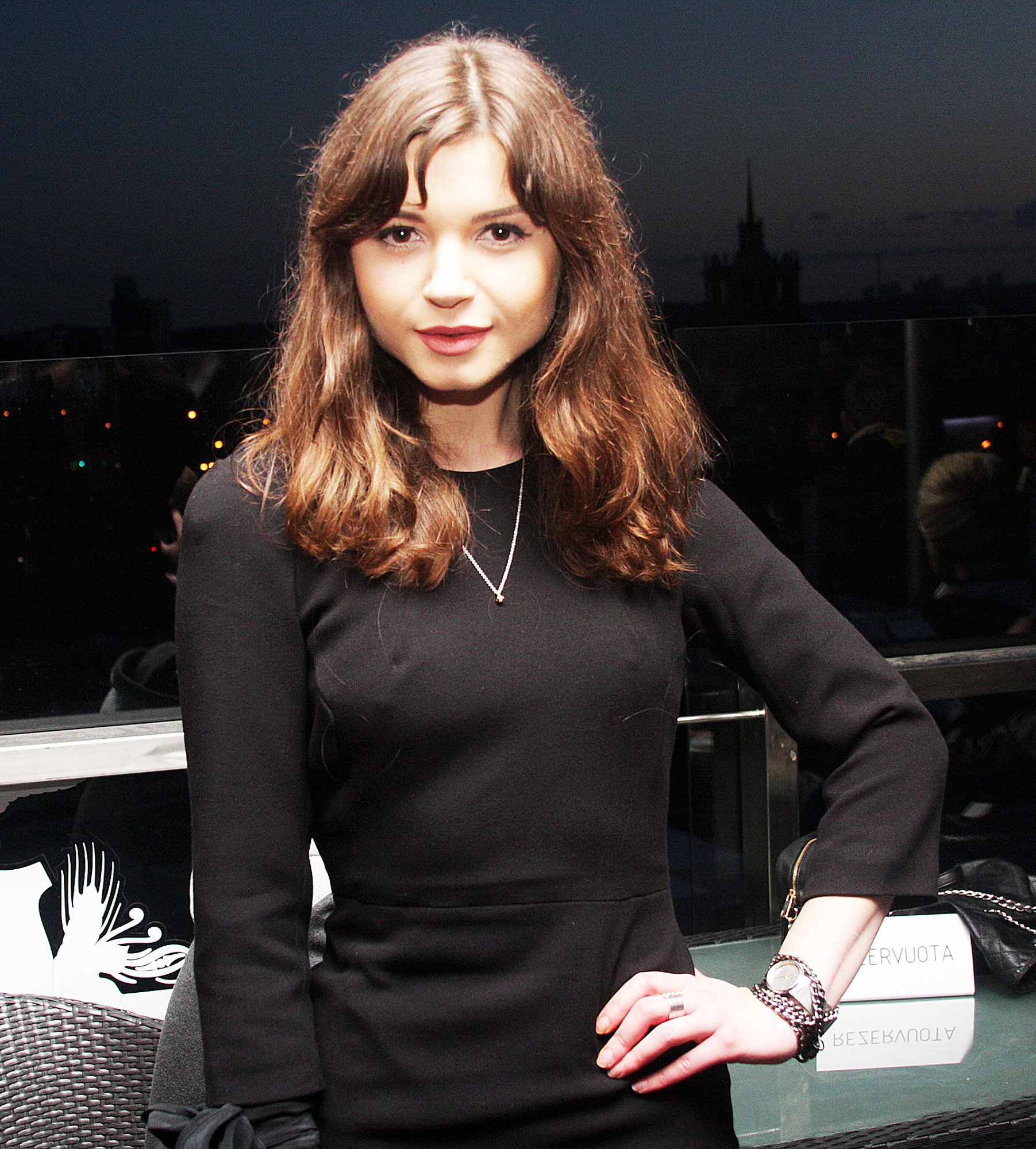 Karinai Stungytei teko būti prirakintai prie kėdės ir žaisti rusišką ...