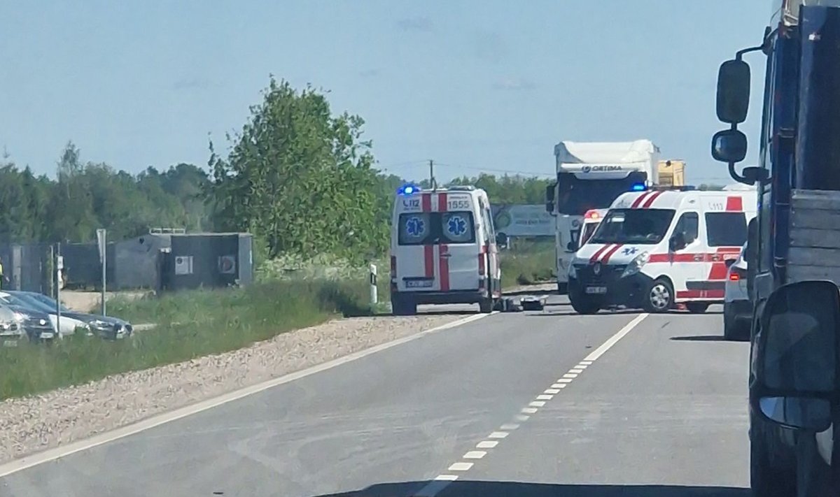 Smarki avarija Rokų plente, žuvo motociklininkas - Delfi