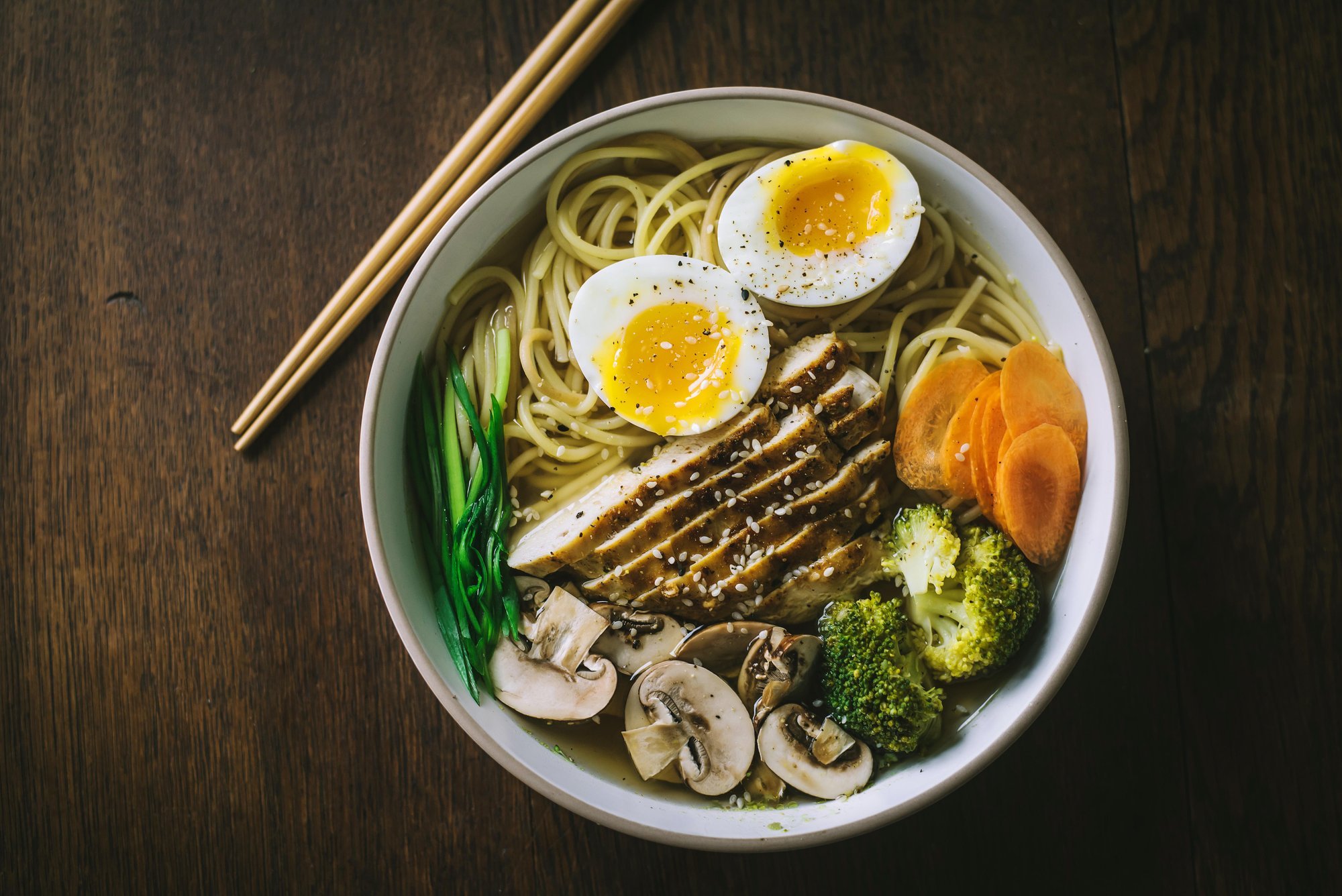 Naminis vištienos ramenas: iš to, kas šaldytuve, mažiau nei per valandą ...