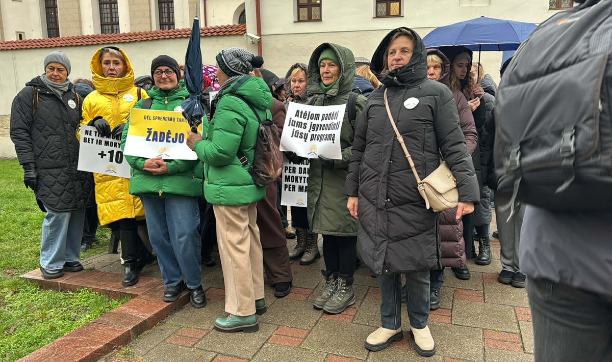 У здания министерства на акцию протеста собрались сотни учителей - Delfi RU